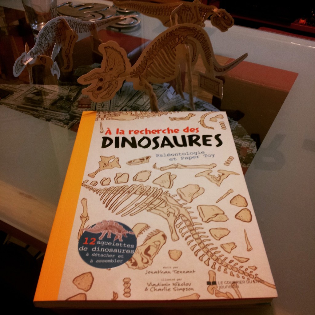 [Lu !] A la recherche des dinosaures, découvrez, observez et assemblez ...